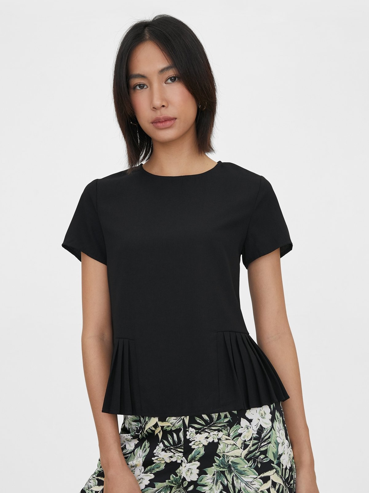 Round Neck Pleated Hemline Top - Black - Pomelo Fashion