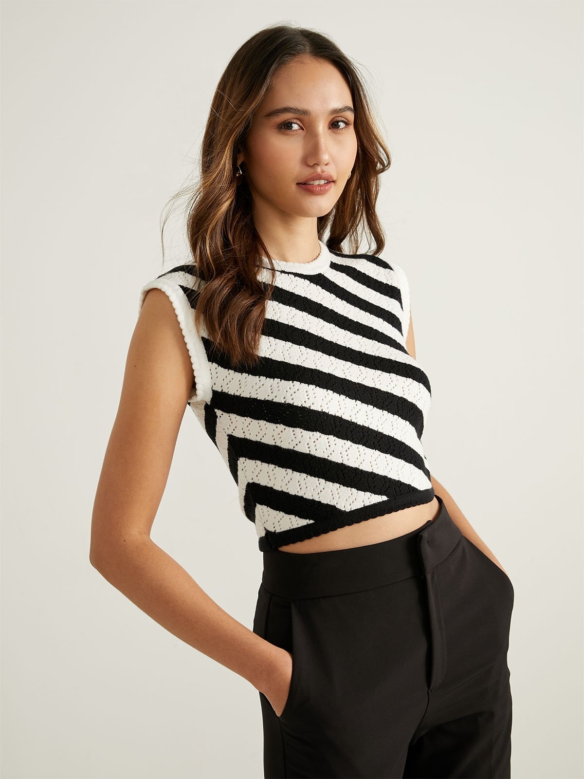 Diagonal Stripes Sleeveless Top - Black/White - Pomelo Fashion