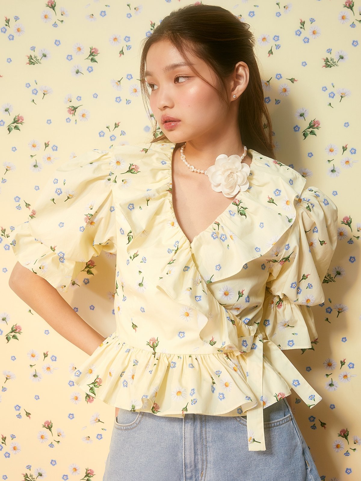 Sretsis | Pomelo. เสื้อทรงครอปลายดอกกุหลาบเดซี่และฟอร์เก็ตมีน็อต - สี ...