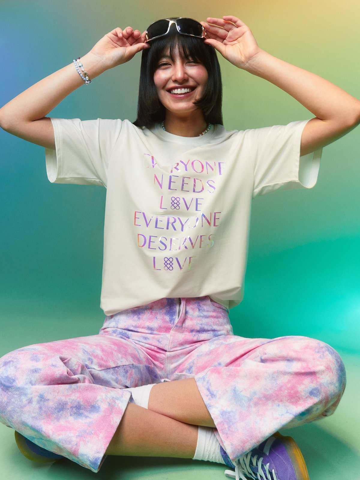เสื้อยืดพิมพ์ลาย "Everyone Needs Love, Everyone Deserves Love" - สีขาว ...