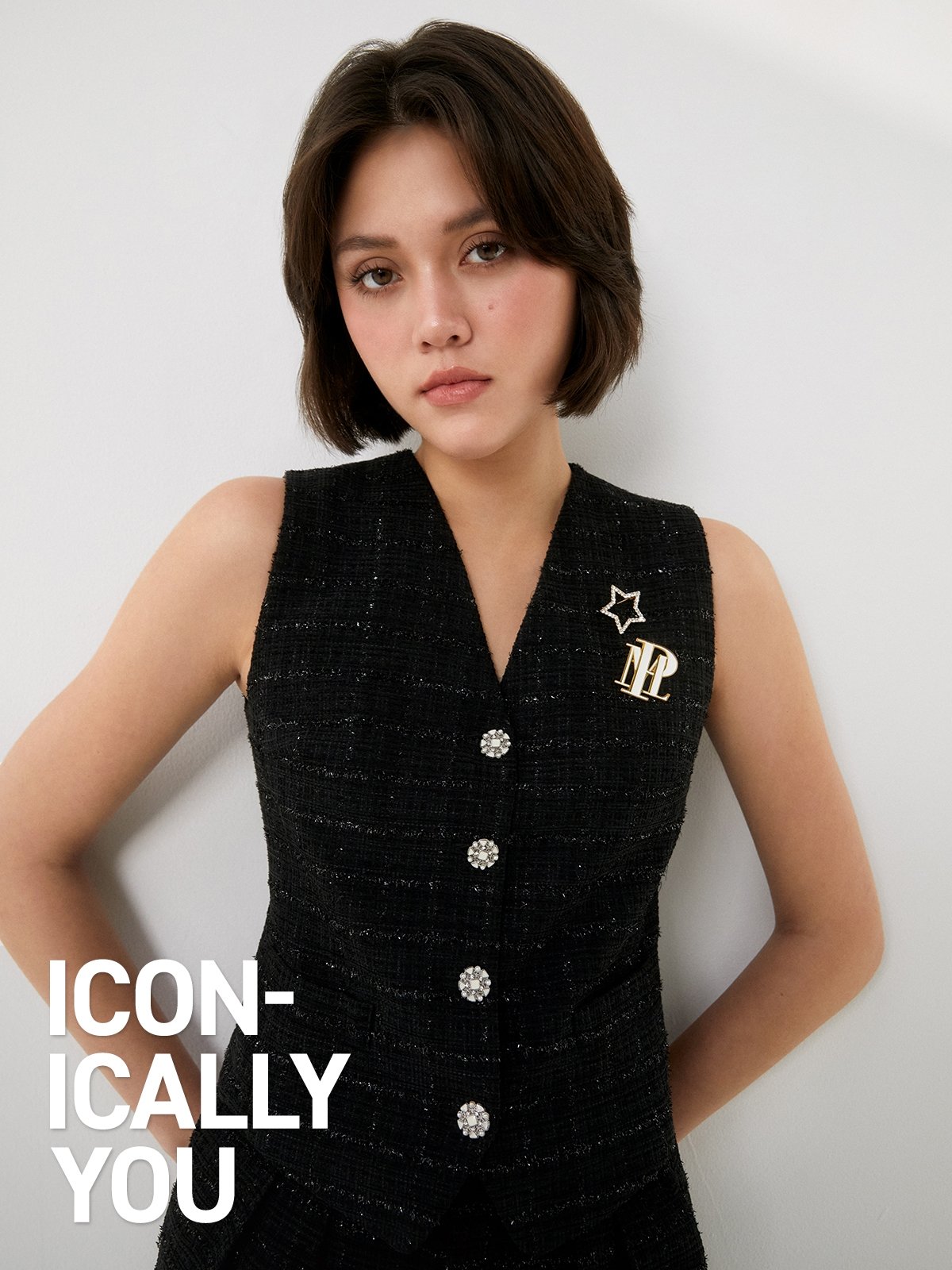 เสื้อกั๊กผ้าทวีดมาพร้อมเข็มกลัด Iconically YOU - สีดำ - Pomelo Fashion