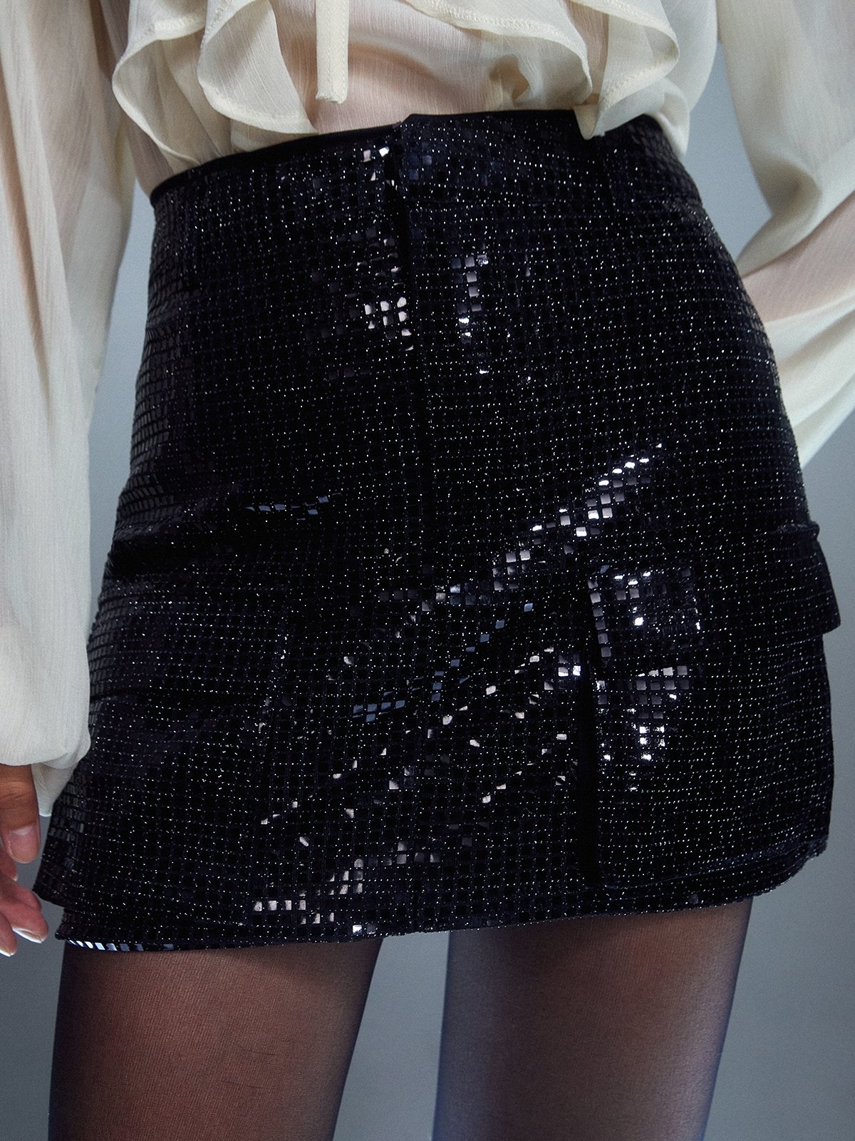 กระโปรงสั้นเอวสูงปักเลื่อม - สีดำ - Pomelo Fashion