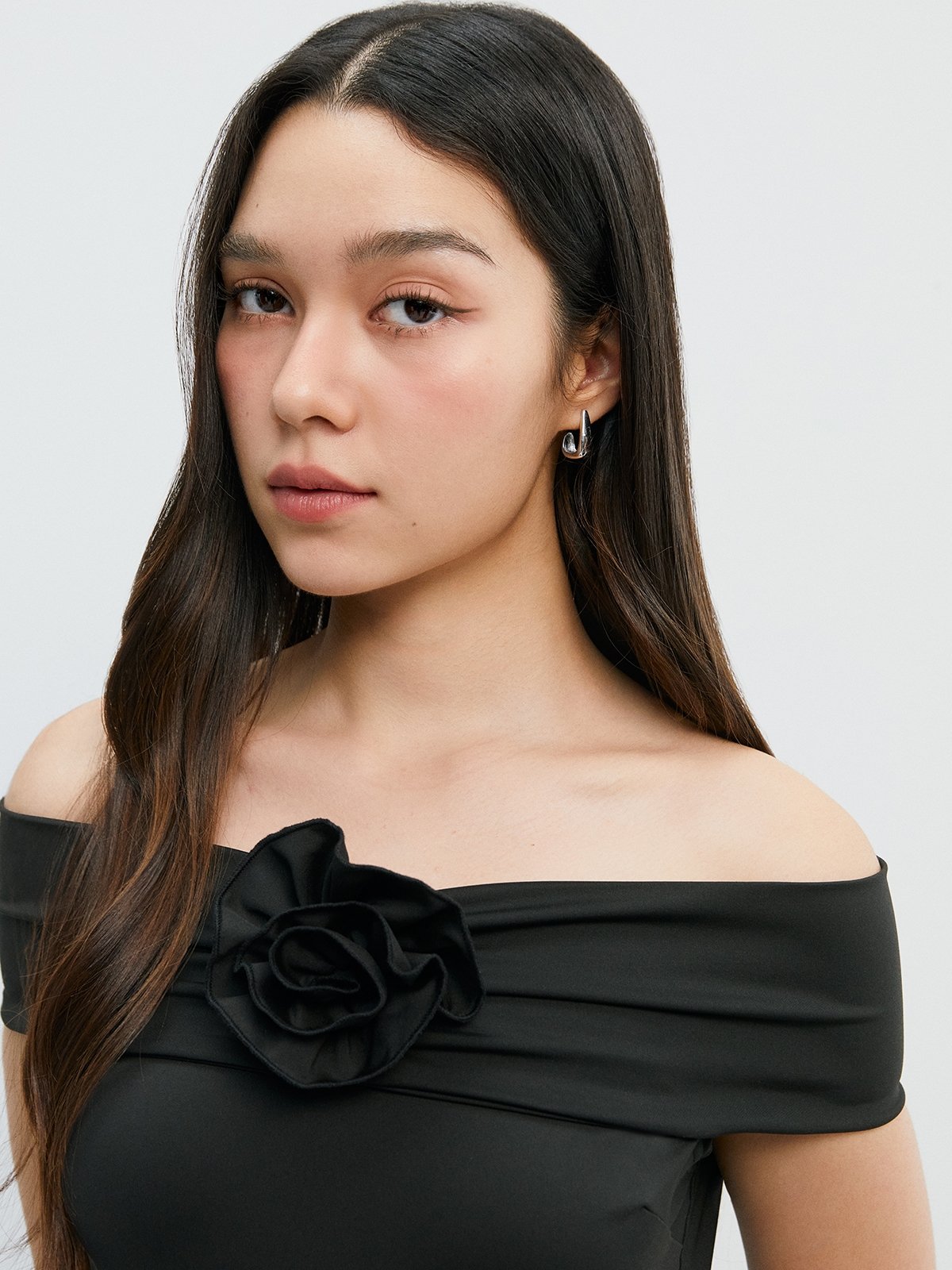 Off-Shoulder Ruched Flower Top - Black - Pomelo Fashion